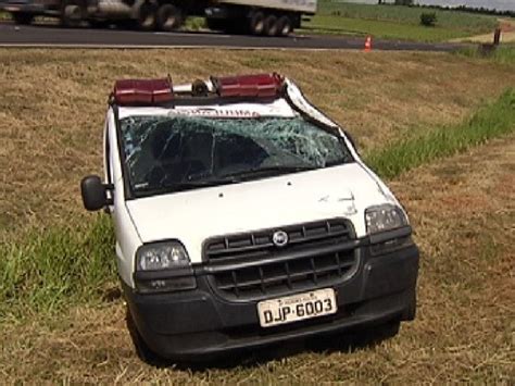 G1 Pneu estoura e ambulância capota em rodovia perto de Uchoa SP