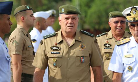Depoimentos dos ex comandantes do Exército e Aeronáutica complica a
