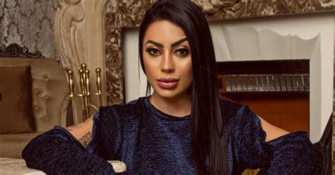 De Férias o Ex MC Mirella faz simulação de sexo oral e dá beijo