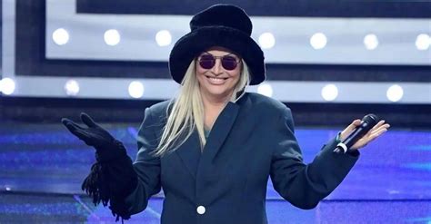 Sanremo 2023 Anna Oxa Apre La Gara Con Il Brano Sali Canto Dell