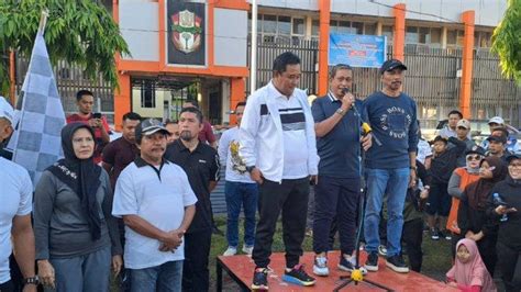 Pj Gubernur Bersama Ketua Komisi II DPRD Wajo Tabur Benih Ikan Di Danau