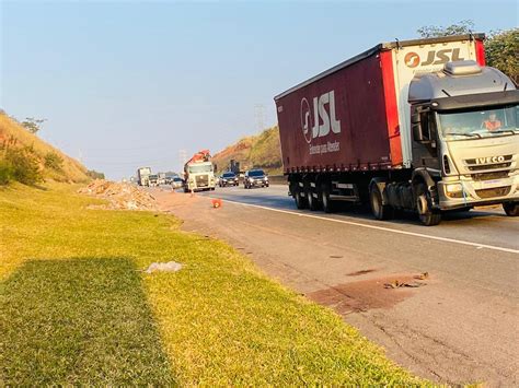Caminhão tomba derruba carga na pista e interdita Dutra por 2h em