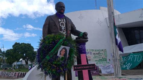 Grafitean feministas estatua de Andrés Quintana Roo en Chetumal