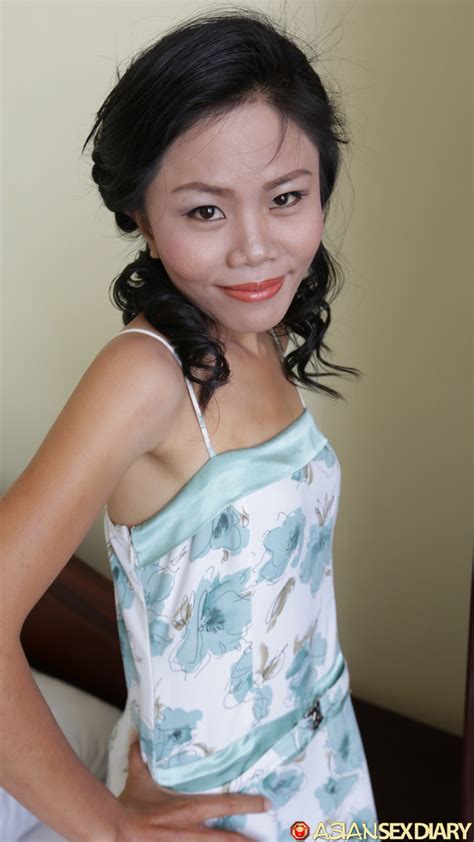 毛深い美女リエンが小柄なボディを見せつけながらストリップでPOVセックス NakedPics