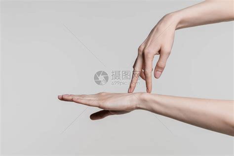 女双手在灰色上被隔高清图片下载 正版图片502712916 摄图网