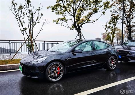 随手拍街边豪车 特斯拉毛豆3高性能版提速3 3秒配上bbs的正品轮毂妥妥 Model 3社区 易车社区