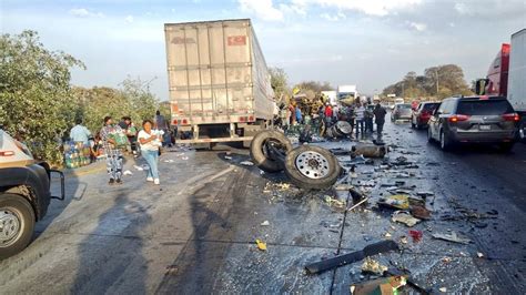 Aparatoso accidente de un tráiler de lácteos en autopista México