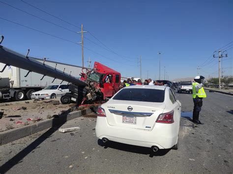 Pierde El Control De Su Camioneta De Carga Y Se Estrella Contra Un Auto
