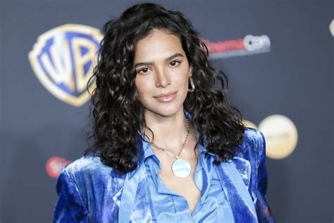 Bruna Marquezine Celebra De Aprova O De Besouro Azul Metr Poles