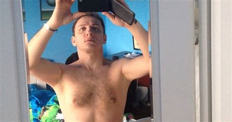 Penibil Cu P Mare Mihai Traistariu Si A Facut Un Selfie In Chiloti