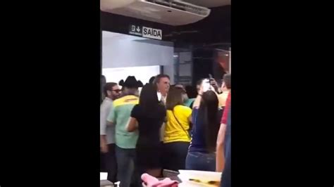 VÍDEO Bolsonaro é vaiado e chamado de ladrão em restaurante em