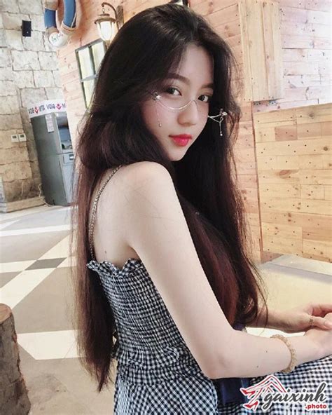 ảnh gái xinh tóc dài đeo kính