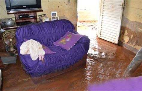 G1 Chuva alaga ruas destrói casas e deixa famílias desabrigadas em
