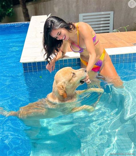 Bruna Biancardi influenciadora usa biquíni decote generoso em dia