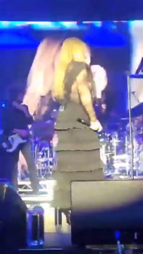 I Think My Boob Is Showing” Kelly Clarkson Has A Wardrobe Malfunction On Stage Rpopculturechat