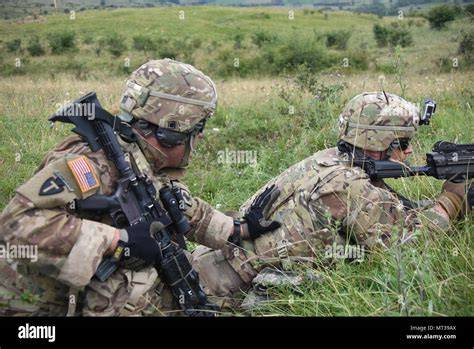 U S Army Paratroopers From 1st Battalion 143rd Infantry Regiment