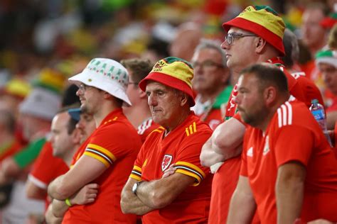 Inglaterra goleó 3 0 a Gales y avanzó a los octavos de final como líder