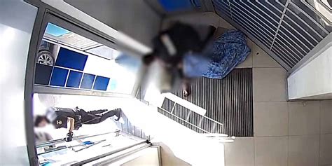 Dos policías nacionales salvan la vida a una persona sin hogar que