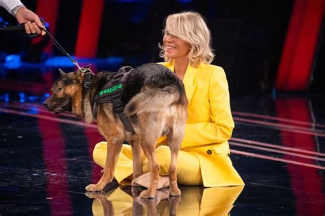 Maria De Filippi contro le mode di stagione a Tu Sì Que Vales si veste