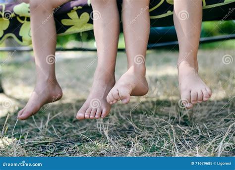 Photo Extérieure De Deux Jambes D enfants Nu pieds Plan Rapproché Des