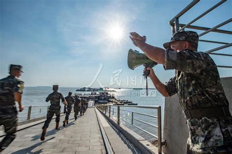 湖南岳阳武警官兵水上反恐演练锤炼实战能力 人民图片网
