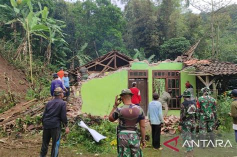 Cerita Slamet Selamat Dari Bencana Tanah Longsor Di Kediri Firasatnya