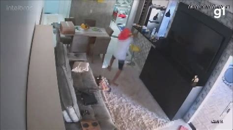 Vídeo Imagens de câmeras de segurança mostram crime de homem morto