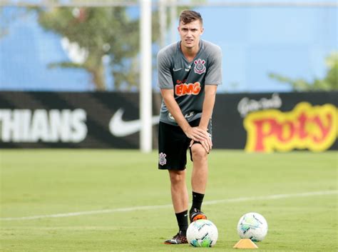 Após quase três meses Lucas Piton volta a ser titular no Corinthians