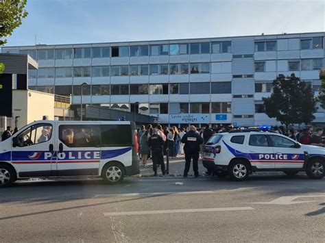 Alertes à la bombe à Grenoble Devant le lycée André Argouges On