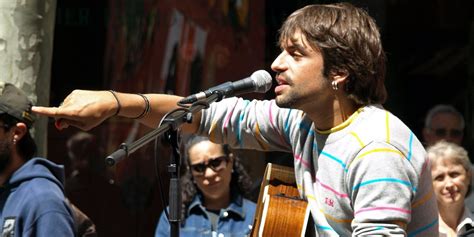Manu Guix acusado de odiar el castellano para cantar en catalán