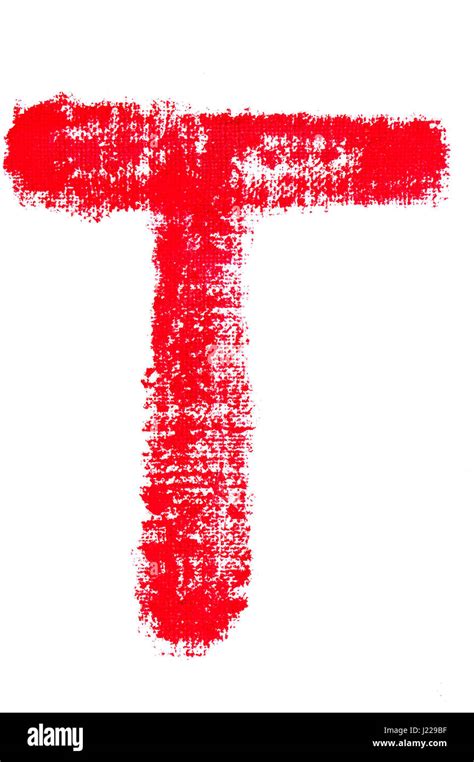 Letra T mayúscula aislada de lápiz labial rojo con textura de tela