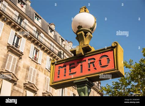 Paris France Août 2022 Panneau de métro parisien traditionnel avec