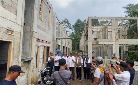 Rumah Panel Bagi Korban Banjir Bandang Di Sungai Keruh Di Bumiayu
