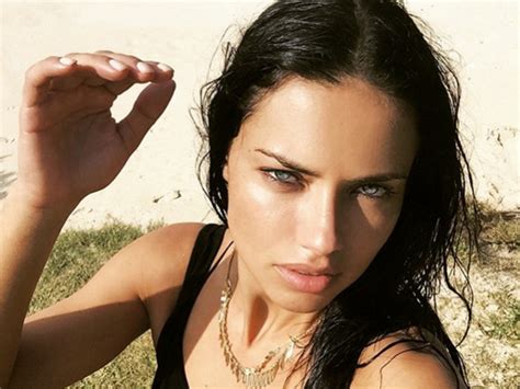 Adriana Lima es engañada por un fan y saluda a grupo terrorista Excélsior