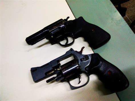PMCE apreende duas armas de fogo e drogas no Bairro Pedras Polícia