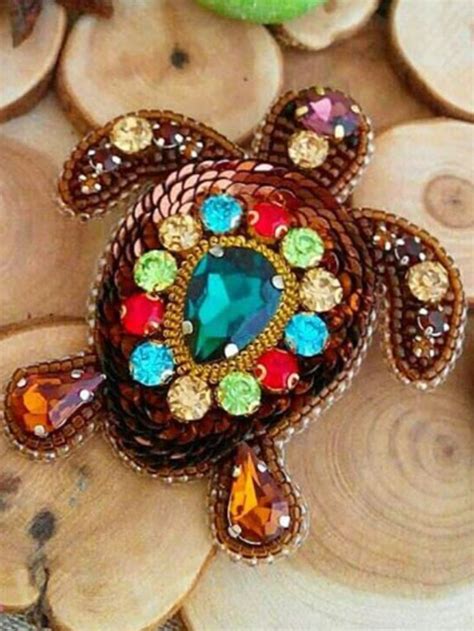 Pin de Ronda Grose em Beaded critters Miçangas Artesanato Flores de