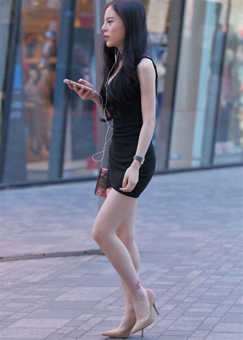 街拍包臀裙美少妇身姿丰腴柔美肌肤白嫩熟女韵味十足