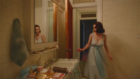 Голая Рэйчел Brosnahan в The Marvelous Mrs Maisel