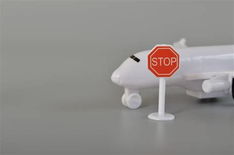 Avión con símbolo de señal de stop concepto de prohibición de vuelo
