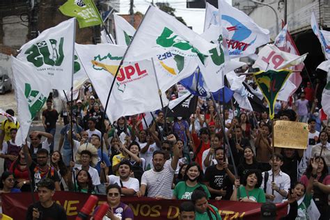 Leitura da Carta pela Democracia reúne movimentos sociais em Fortaleza