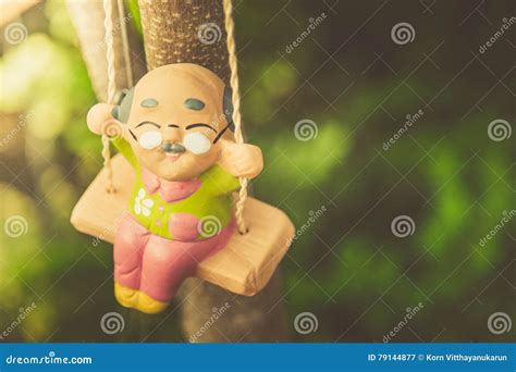 Muñeca Feliz Del Oscilación Del Viejo Hombre Imagen De Archivo Imagen De Tono Disfrutar 79144877
