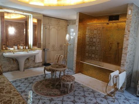 Imagini exclusive din Casa Ceauşescu palatul de lux din centrul