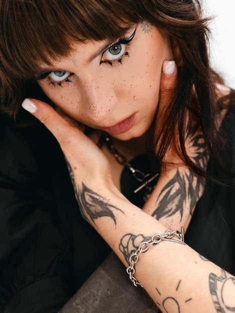 Adolescent Goth Grand Angle Posant En Studio Photo Gratuite