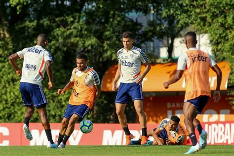Veja o que muda no São Paulo a provável escalação de Daniel Alves