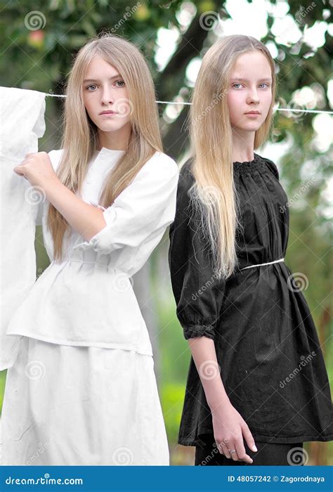 Portrait De Deux Amies De Jeunes Filles Photo Stock Image Du Enfance