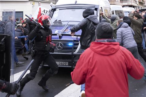 Cuatro Detenidos Y Varios Heridos Entre Ellos Siete Ertzainas En Los