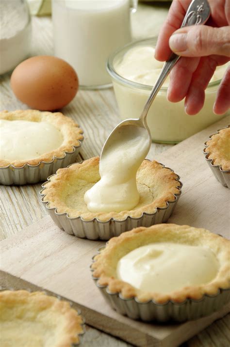 Tartaletas Mini Con Crema Y Frutas Rojas