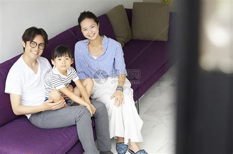 客厅沙发上幸福的一家人高清图片下载 正版图片502125413 摄图网