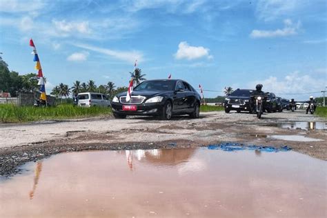 Foto Momen Jokowi Lintasi Jalan Rusak Di Lampung Melaju Pelan Dengan