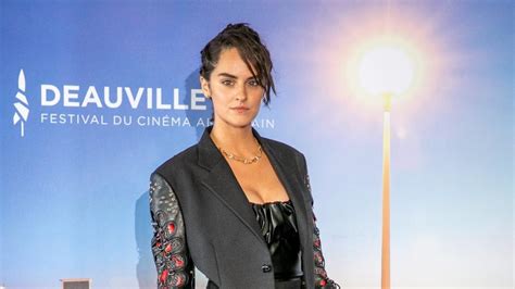 Emmanuelle quem é Noémie Merlant nova protagonista de filme erótico